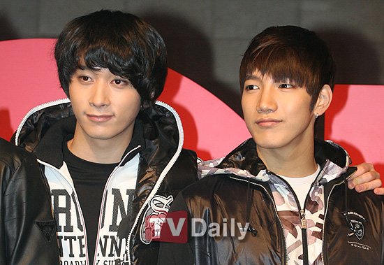 [TD포토] 2PM 찬성-준수 '친하게 어깨동무' : 네이트 연예