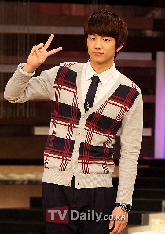 [TD포토] 2PM 우영 '잘 찍어주세요~' : 네이트 뉴스