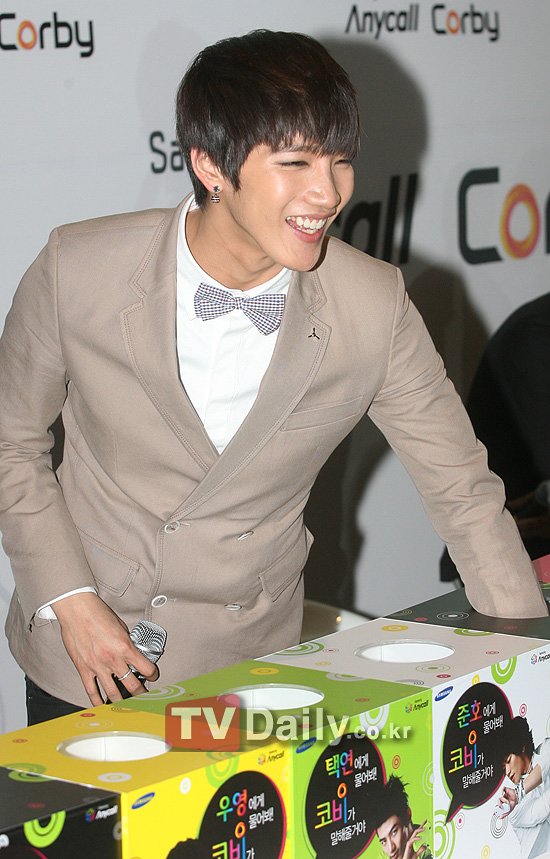 [TD포토] 2PM 준수 '즐거운 추첨시간!' : 네이트 연예