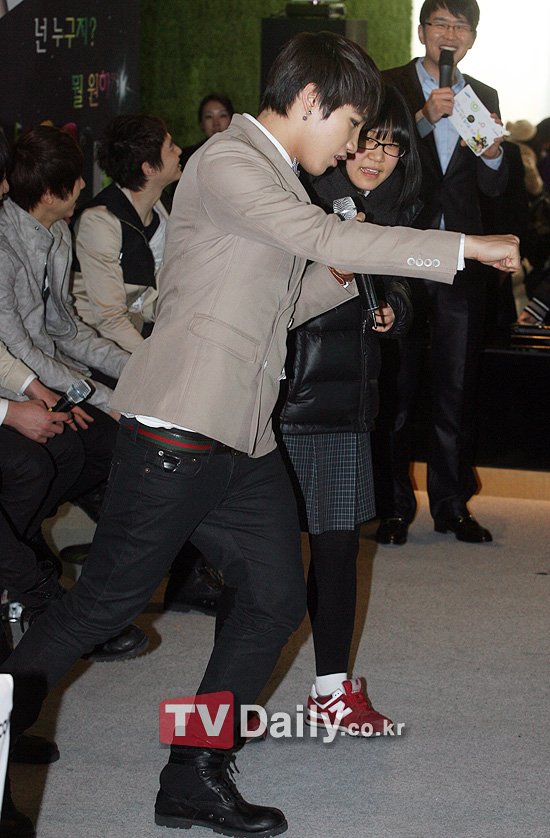 [TD포토] 2PM 준수 '자 따라해 보세요!' : 네이트 연예