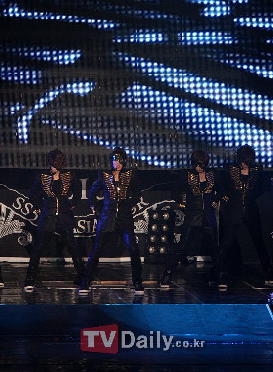 [TD포토] SS501 김현중 '가면 쓰고 카리스마 발산' : 네이트 연예