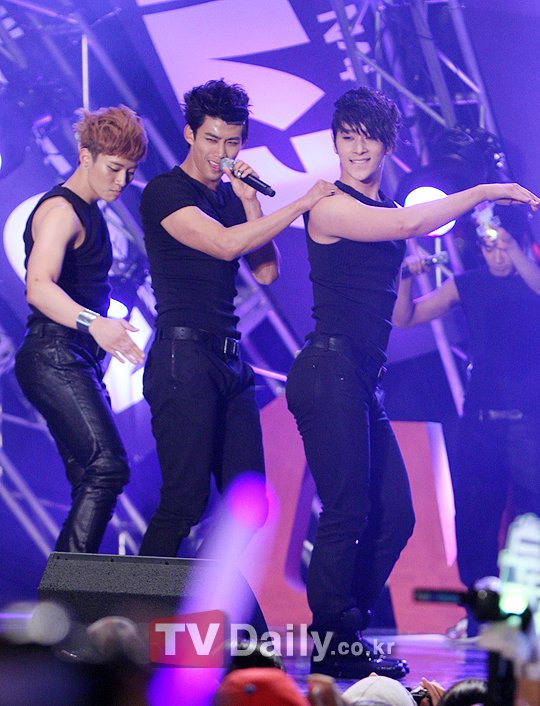 [TD포토] 2PM 준호-택연-찬성 '엉덩이 춤' : 네이트 연예