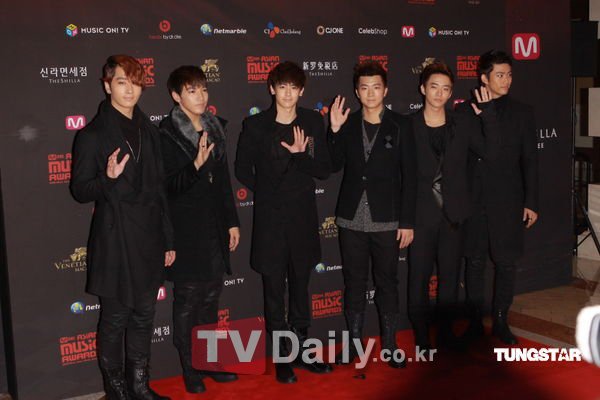 [TD포토] 2PM, '2010 MAMA' 참석 '카메라 보는 시선이..' : 네이트 연예
