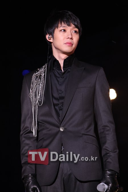 [TD포토] JYJ 박유천, 스모키 메이크업+붉은 입술 "청초해~" : 네이트 연예