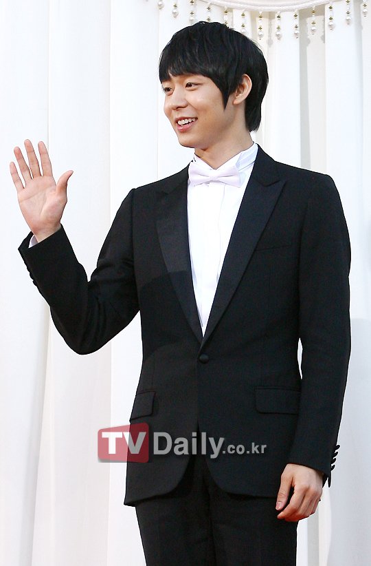 [TD포토] JYJ 박유천 '포토월에서 상큼이 손인사~' : 네이트 연예