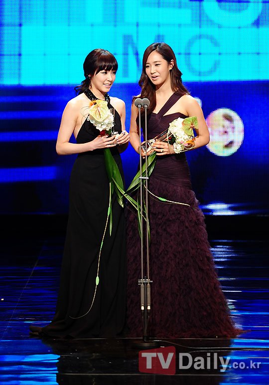 [TD포토] 소녀시대 티파니-유리 'MBC 방송연예대상 특별상 수상' : 네이트 뉴스
