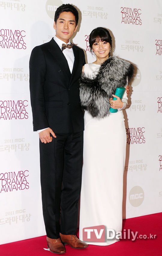 [TD포토] ‘MBC 드라마대상' 박윤재-신애라, '차인표 질투 하겠네~' : 네이트 연예
