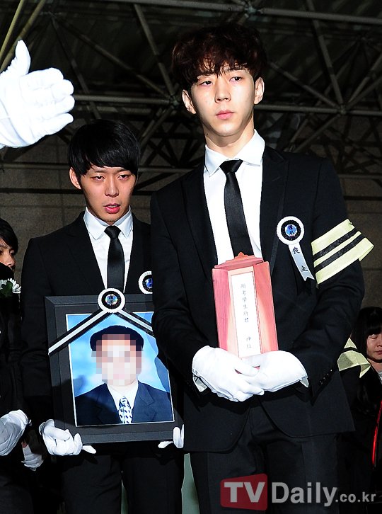 [TD포토] JYJ 박유천 부친 발인식 '아버지 마지막 길 눈물로 배웅하는 형제' : 네이트 연예