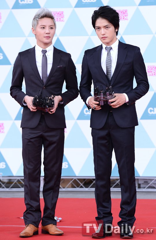 [TD포토] JYJ 김준수-김재중 '팬들과의 만남이 행복해요~' : 네이트 연예