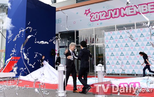 [TD포토] JYJ 김재중-김준수 'JYJ 멤버쉽 위크 개막에 진한 포옹~' : 네이트 연예