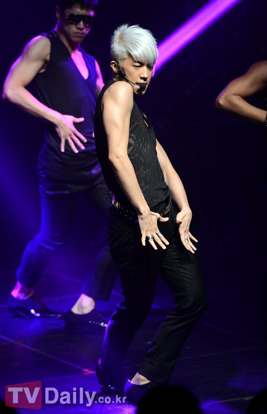 [TD포토] 솔로 장우영 'JYP도 울고갈 섹시 댄스~' : 네이트 연예