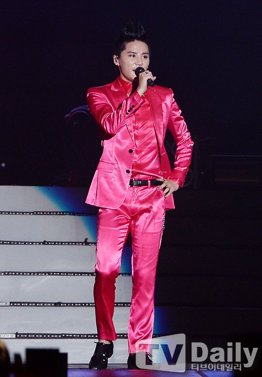 [TD포토] JYJ 김준수 '무대 위는 너무 더워요~' : 네이트 뉴스