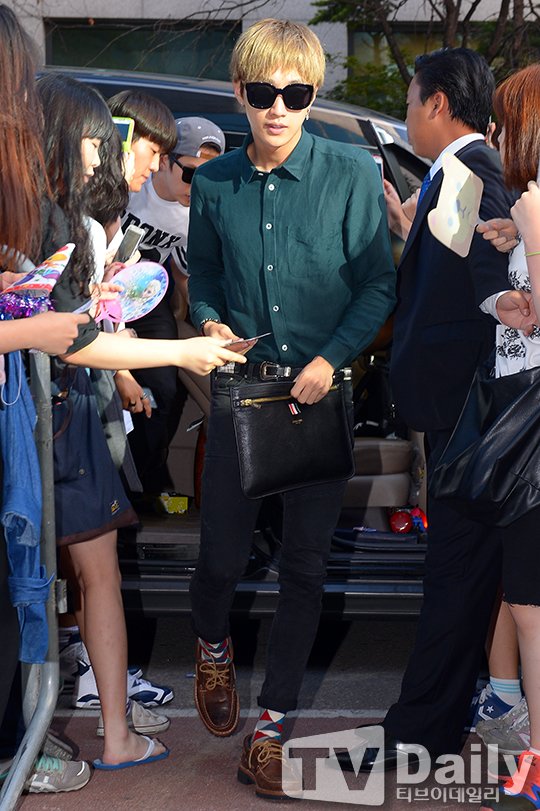 [TD포토] B1A4 진영 '출근길 패션의 완성은 양말' | 네이트 연예