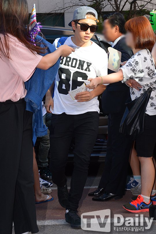 [TD포토] B1A4 산들 '빛의 속도로 편지받고 뮤직뱅크 출근' : 네이트 연예