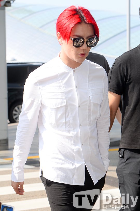 [TD포토] JYJ 김준수 '공항패션의 대세는 미러 선글라스' : 네이트 연예