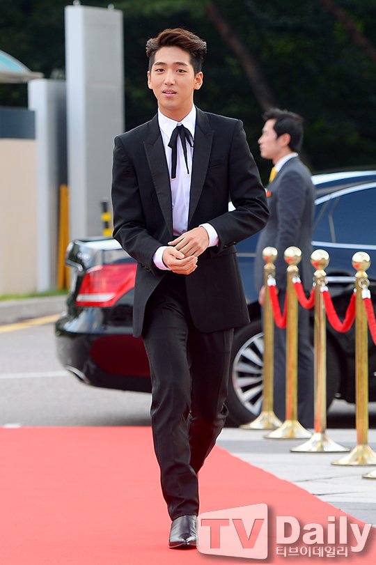 [TD포토] B1A4 바로 '배우 포스 풍기며 레드카펫 워킹' (서울드라마어워즈) : 네이트 연예