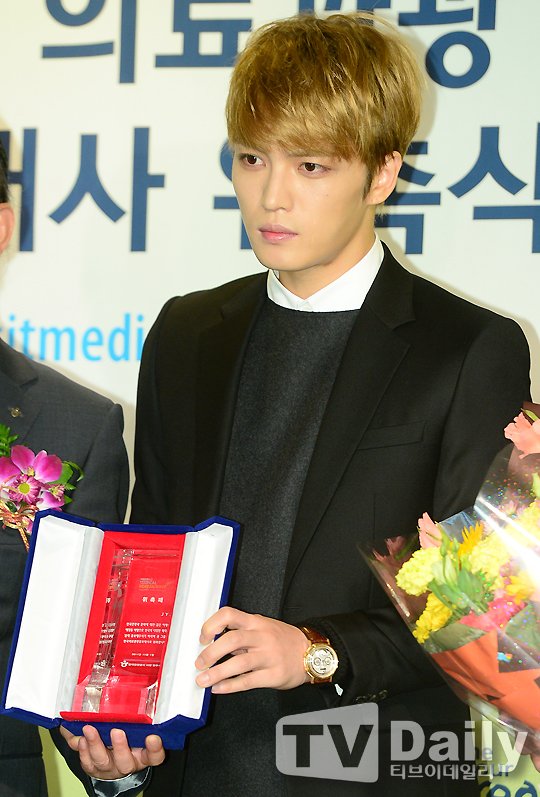 [TD포토] JYJ 김재중 '위촉패 인증샷도 화보' : 네이트 연예