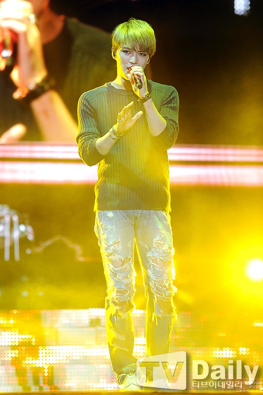 [TD포토] JYJ 김재중 '찢어진 청바지가 잘 어울려' : 네이트 연예