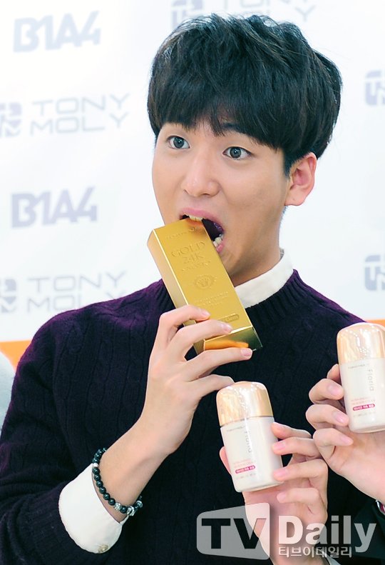 [TD포토] B1A4 바로 '이렇게 애교가 많아도 되나요?' : 네이트 연예