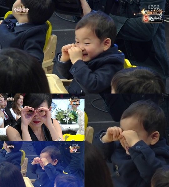 '2014 KBS 연예대상' 송일국 삼둥이, 추사랑 엄마 야노시호에 '예쁜짓 애교' : 네이트 연예