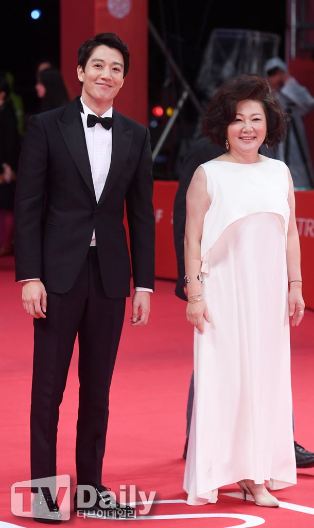 [2017 BIFF] '희생부활자' 김해숙 "김래원, 10년 동안 한결같더라" : 네이트 뉴스