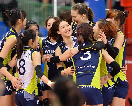 '황연주 33득점' 현대건설, IBK기업은행 잡고 2위 도약 : 네이트 스포츠