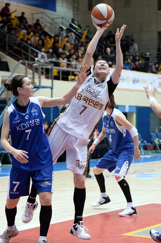 '강아정 17득점' KB, KDB 누르고 2연승 : 네이트 스포츠
