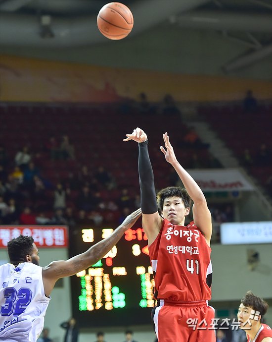 '오세근 17점' KGC, KCC에 연패 안기고 오랜만에 홈승 : 네이트 스포츠