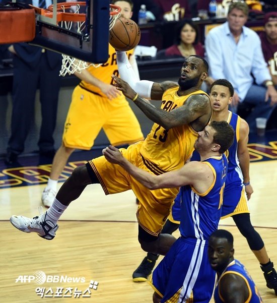 '제임스 더블더블' CLE, GSW 꺾고 파이널 2승 선점 : 네이트 스포츠