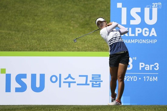 '늦깎이 신인' 최혜정, KLPGA챔피언십 단독선두(종합) : 네이트 스포츠