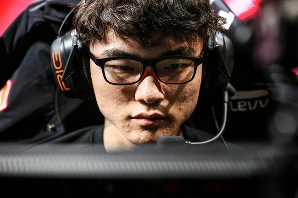 [롤드컵] '절묘한 운영' SKT, EDG 꺾고 8강 확정 : 네이트 스포츠