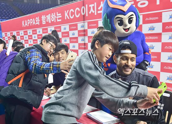 KCC 선수들 '사인도 해주고 인증샷도 찍어주고~'[포토] : 네이트 스포츠
