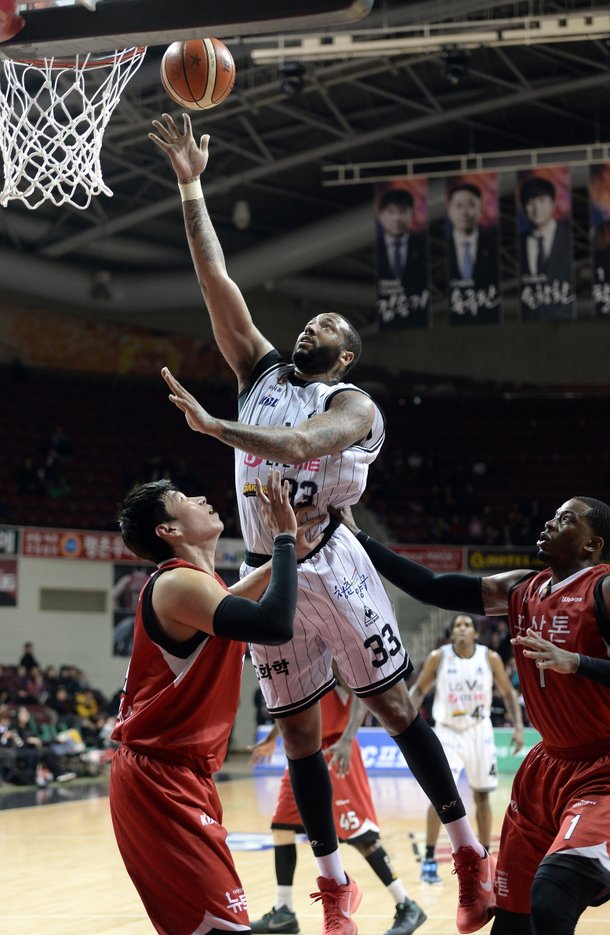 샤크 더블더블…LG, KGC 꺾고 꼴찌 탈출 시동 : 네이트 스포츠