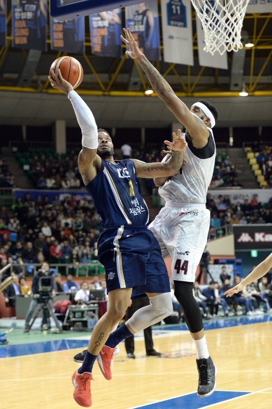 '에밋 28득점' KCC, KT 제압하고 4연승 질주 : 네이트 스포츠