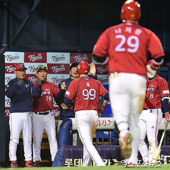 [WC1] '헥터 7이닝 2실점' KIA, LG 잡고 WC 1차전 승리 : 네이트 스포츠