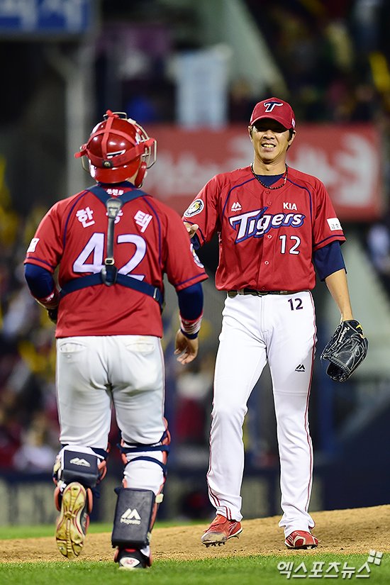 [WC1] 'KIA 위기 건진' 임창용, 최고령 PS 세이브 달성 : 네이트 스포츠