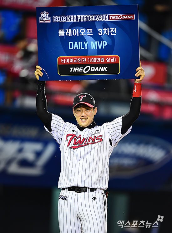 [PO3] '대타 끝내기 안타' 양석환, 3차전 데일리 MVP 선정 : 네이트 스포츠