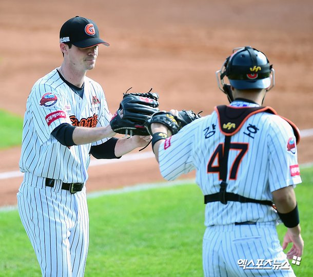 [준PO2] '완벽투' 롯데 레일리, 준PO 2차전 데일리 MVP : 네이트 스포츠