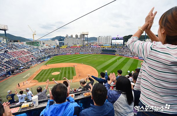[PO4] 두산-NC 4차전도 매진…PS 총 관중 17만명 돌파 : 네이트 스포츠