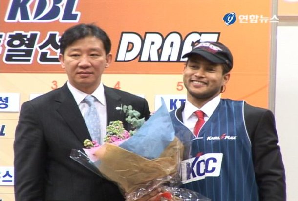 애킨스, 전체 1순위로 KCC 입단 : 네이트 스포츠