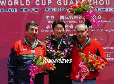 (060328) -- GUANGZHOU, March 28, 2006 (Xinhua) -- South Korea's Jin ...