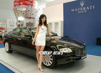 (060717) -- HARBIN, July 17, 2006 (Xinhua) -- A model stands beside ...