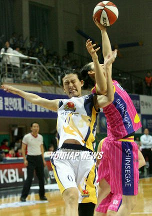 신한은행 전주원 "아 힘들다" : 네이트 스포츠