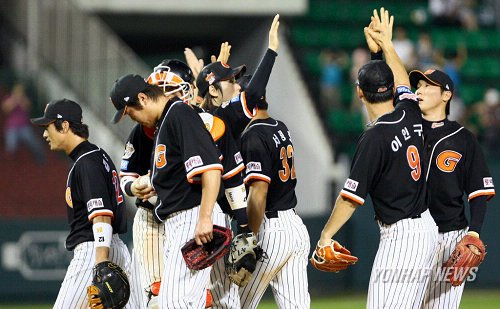 열대야 속 역전쇼 자축하는 롯데 선수들 : 네이트 스포츠