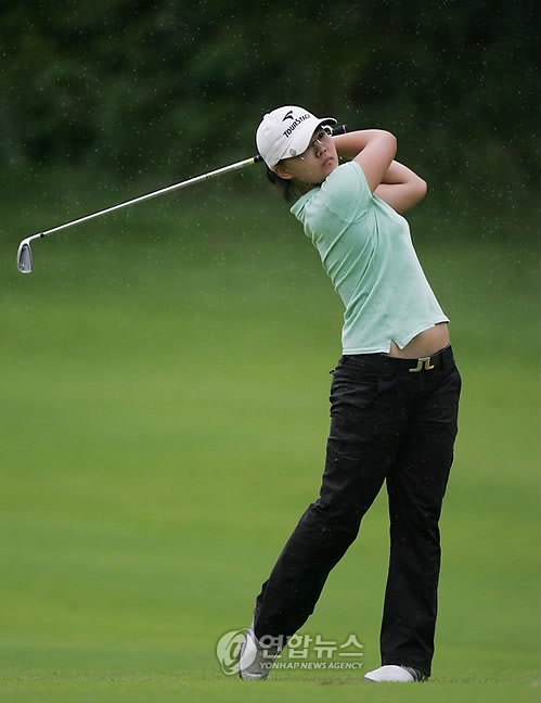 아이언샷 시도하는 최유림 : 네이트 스포츠