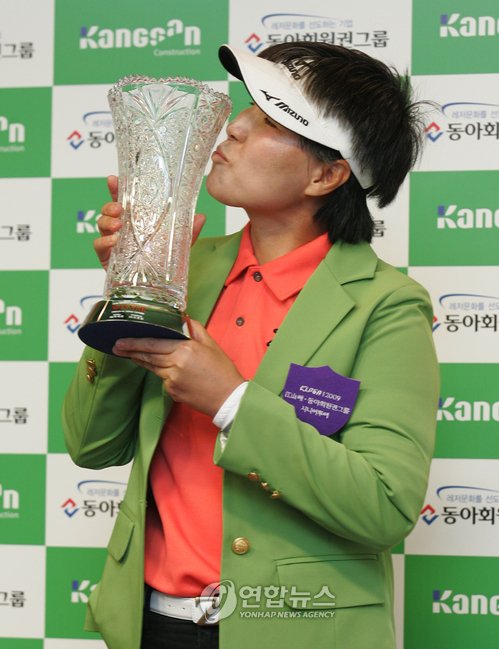 우승컵에 입맞추는 이영미 : 네이트 스포츠