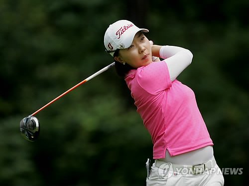 드라이버티샷 하는 김수아 : 네이트 스포츠