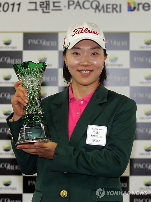 우승컵 들어보이는 김수아 : 네이트 스포츠