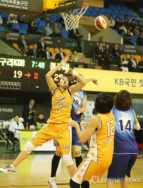 -여자농구- KB국민은행, KDB생명 꺾고 2승 : 네이트 스포츠