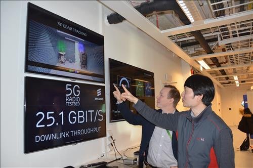 SKT-KT, MWC서 5G로 맞붙는다…"자존심 싸움 치열" : 네이트 뉴스